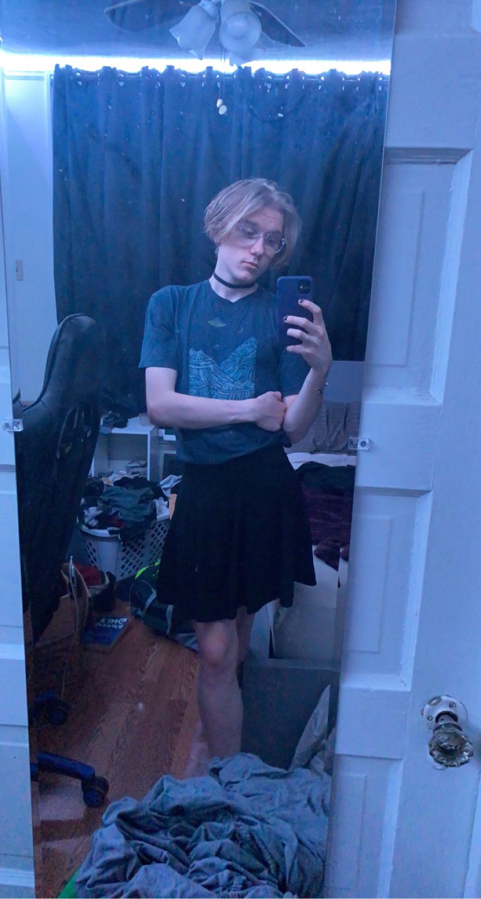 my room is a mess | Scrolller