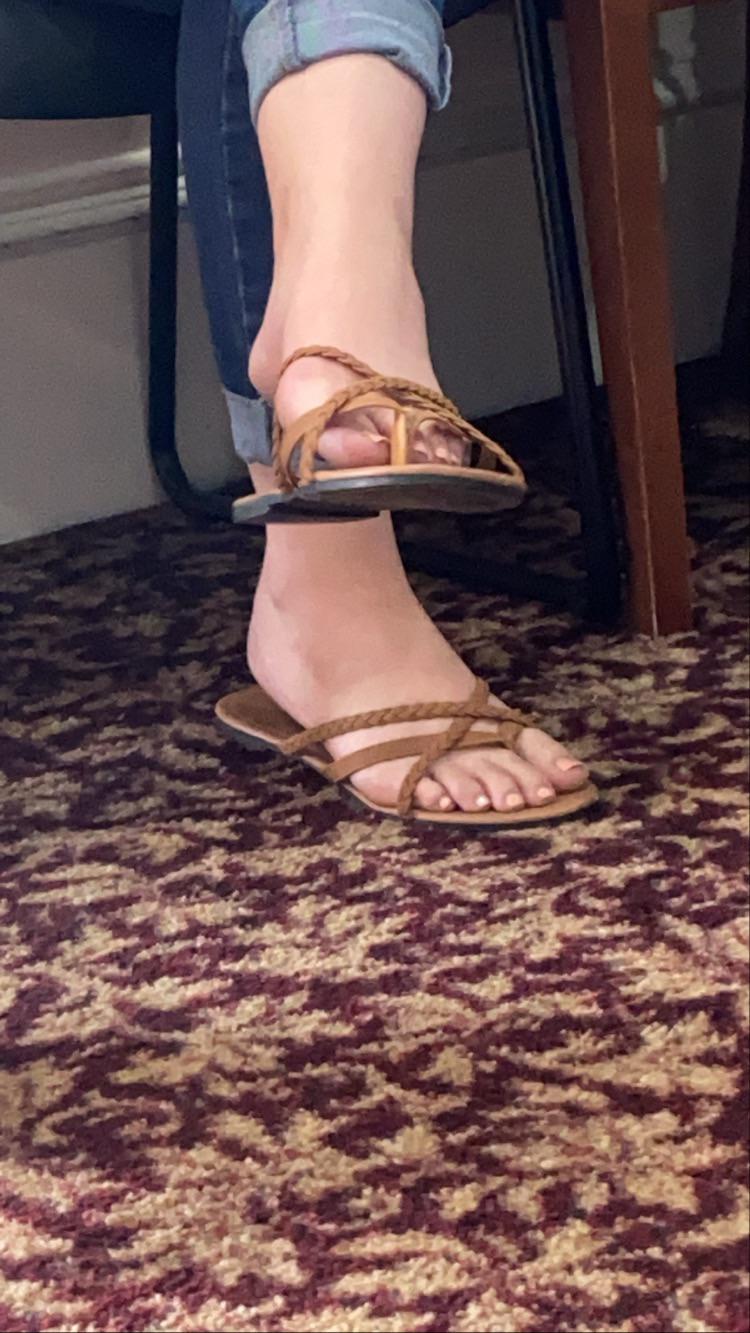 My Sisters Feet 🥴 Scrolller 6790
