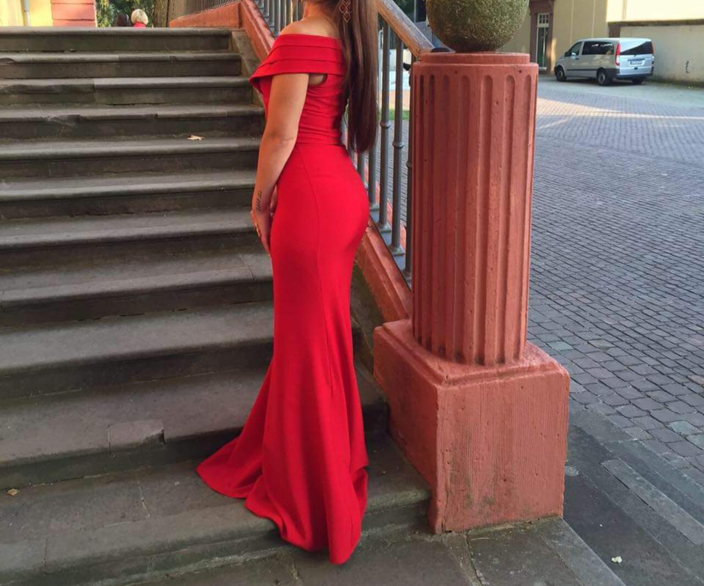 My stepsister is really an eyeful wearing that dress 😍 | Scrolller