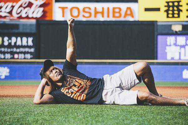 Naito doing his signature pose inside Jingu Stadium | Scrolller