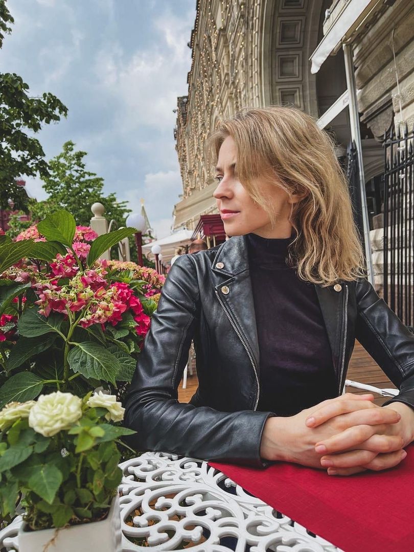 Natalia in cafe | Scrolller