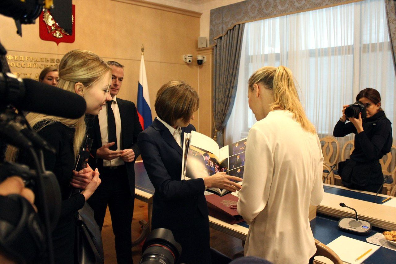 Natalia showing her picture book | Scrolller