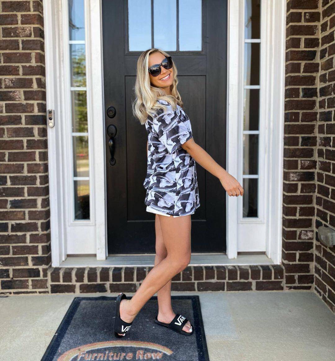 Natalie Decker | Scrolller