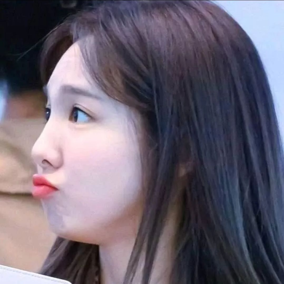 Nayeon - close up, pout | Scrolller