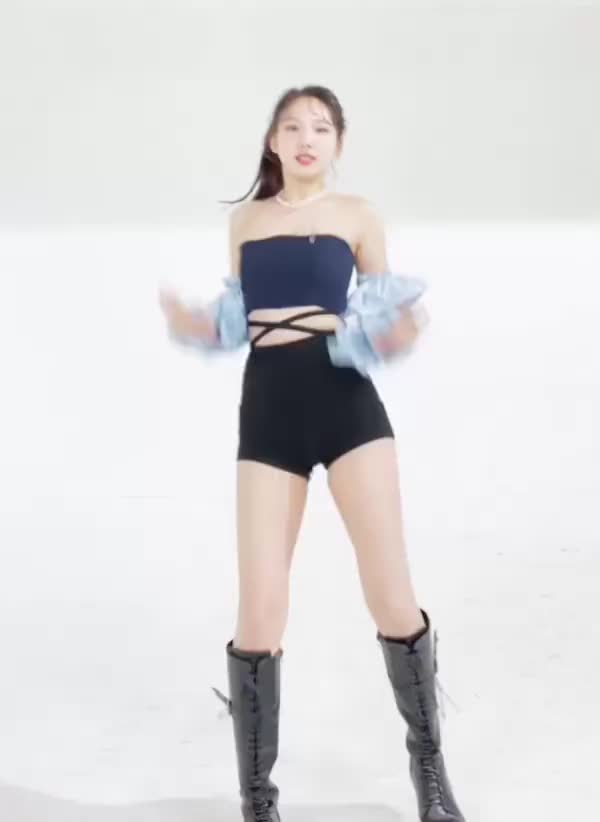 Nayeon - Kura Kura solo dance | Scrolller