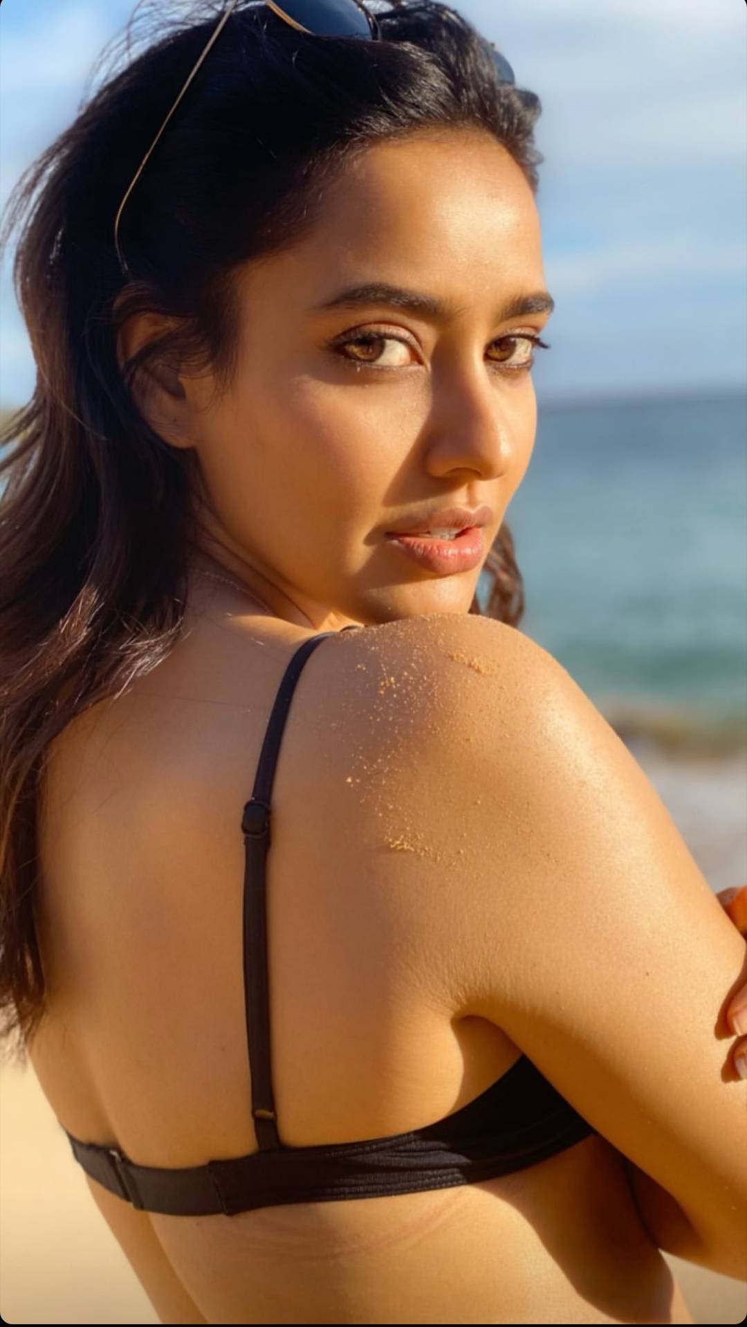 Neha sharma dusky backless | Scrolller