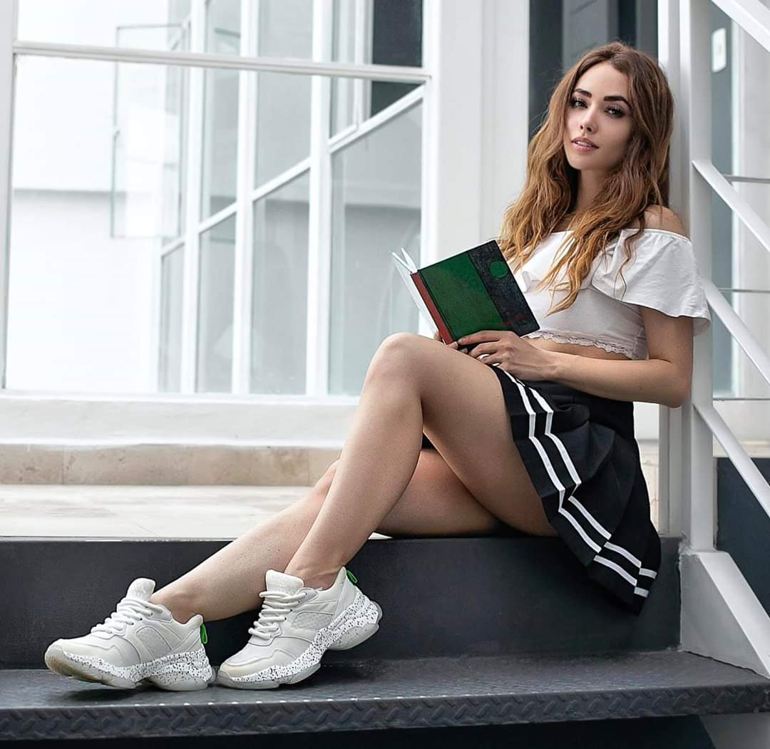 Nelly Burguette | Scrolller