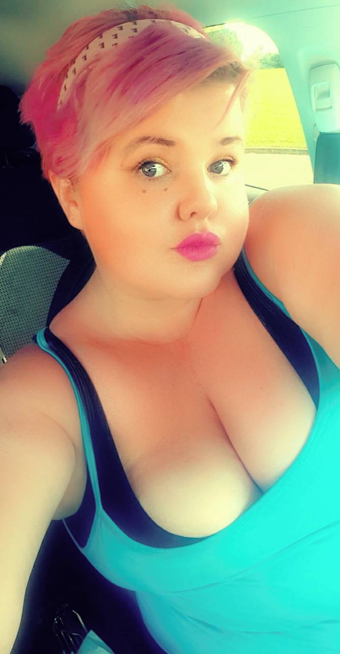 Never felt so feminine in all my life .... love my new pixie hair doo!! What you think? | Scrolller