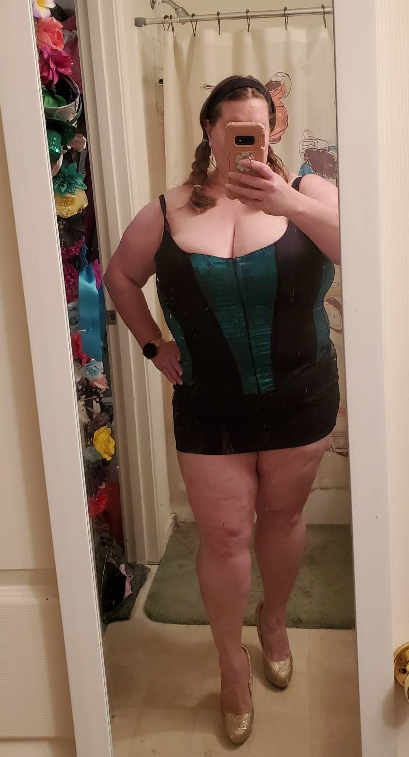 Curves in all the right places 48f | Scrolller