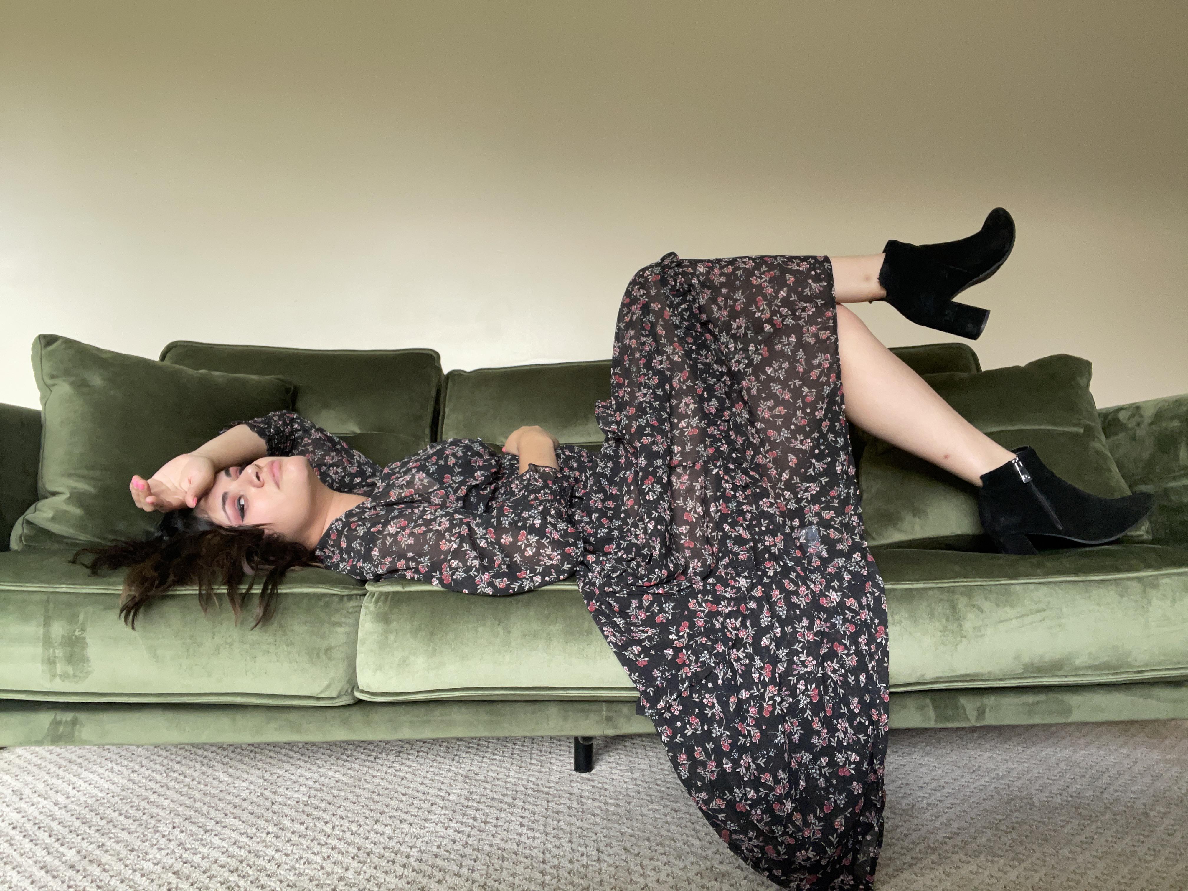 New couch, old selfie timer. [25F] | Scrolller