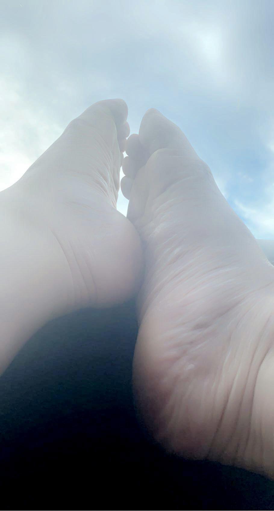 New pic from your foot angel 😇🦶🏻 Heavenly dash feet, do you like? 😏 | Scrolller