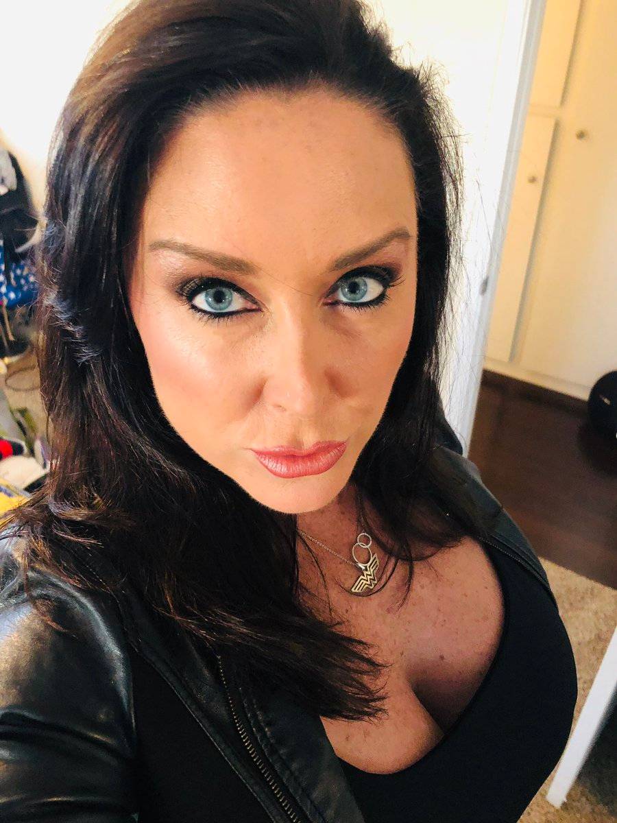 New Selfie From The Gorgeous Christina | Scrolller