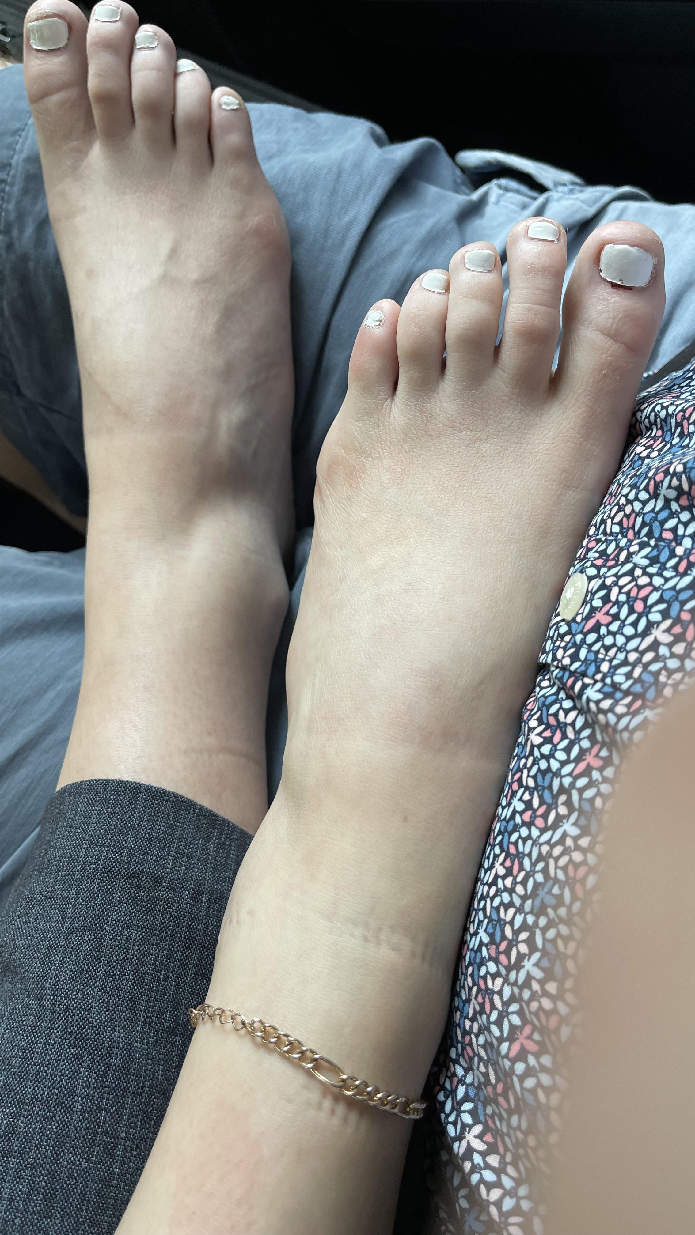 Nice to have the wife’s feet in my lap as we take an Uber. | Scrolller