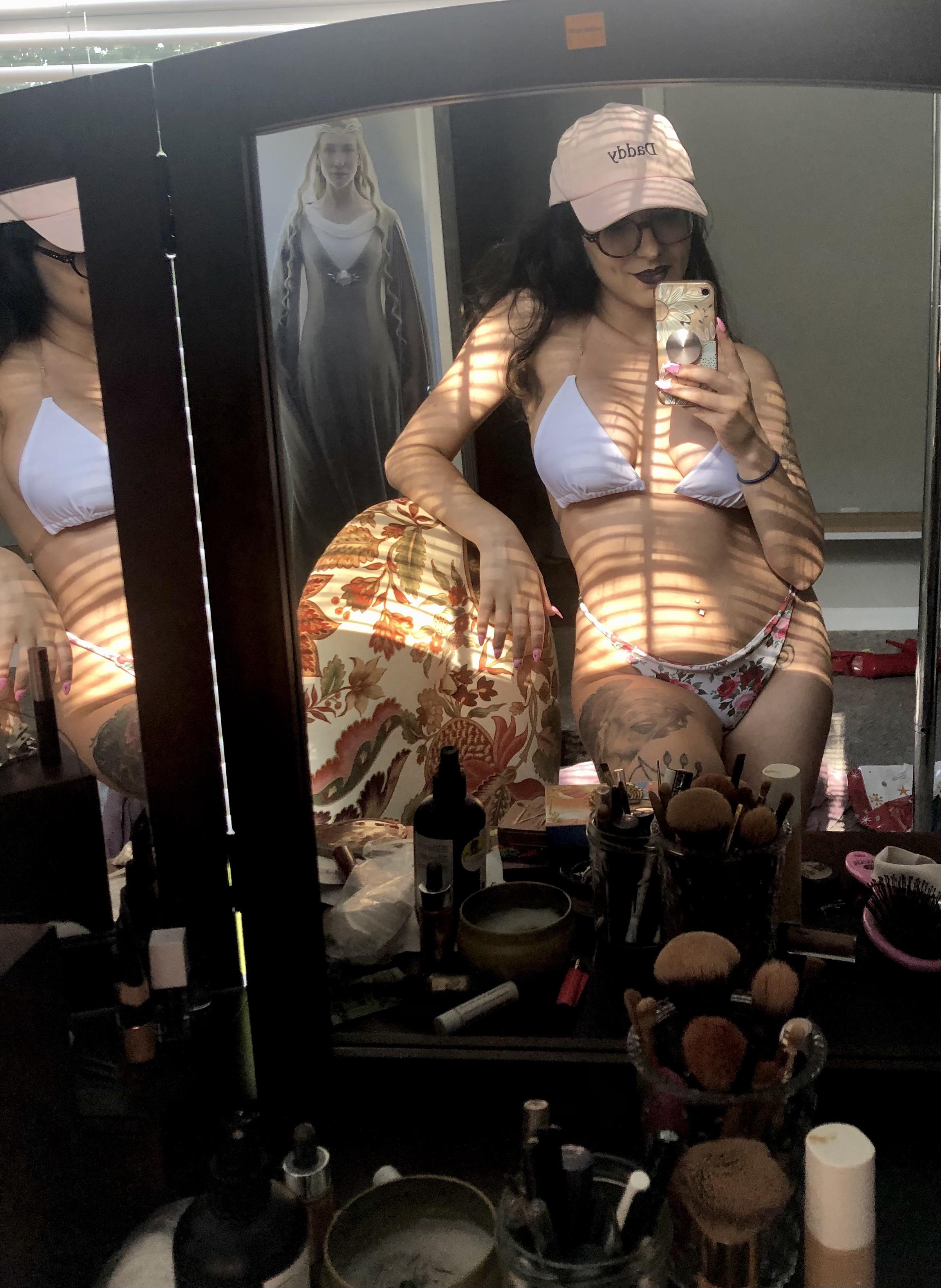 nm hanging out with my girl Galadriel before going to the pool wbu?? | Scrolller