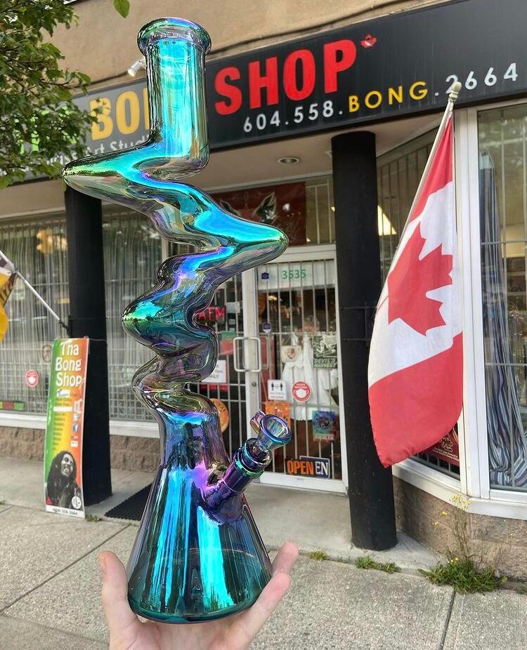 No love from r/confusingperspective. I literally thought this was as big as the storefront ...