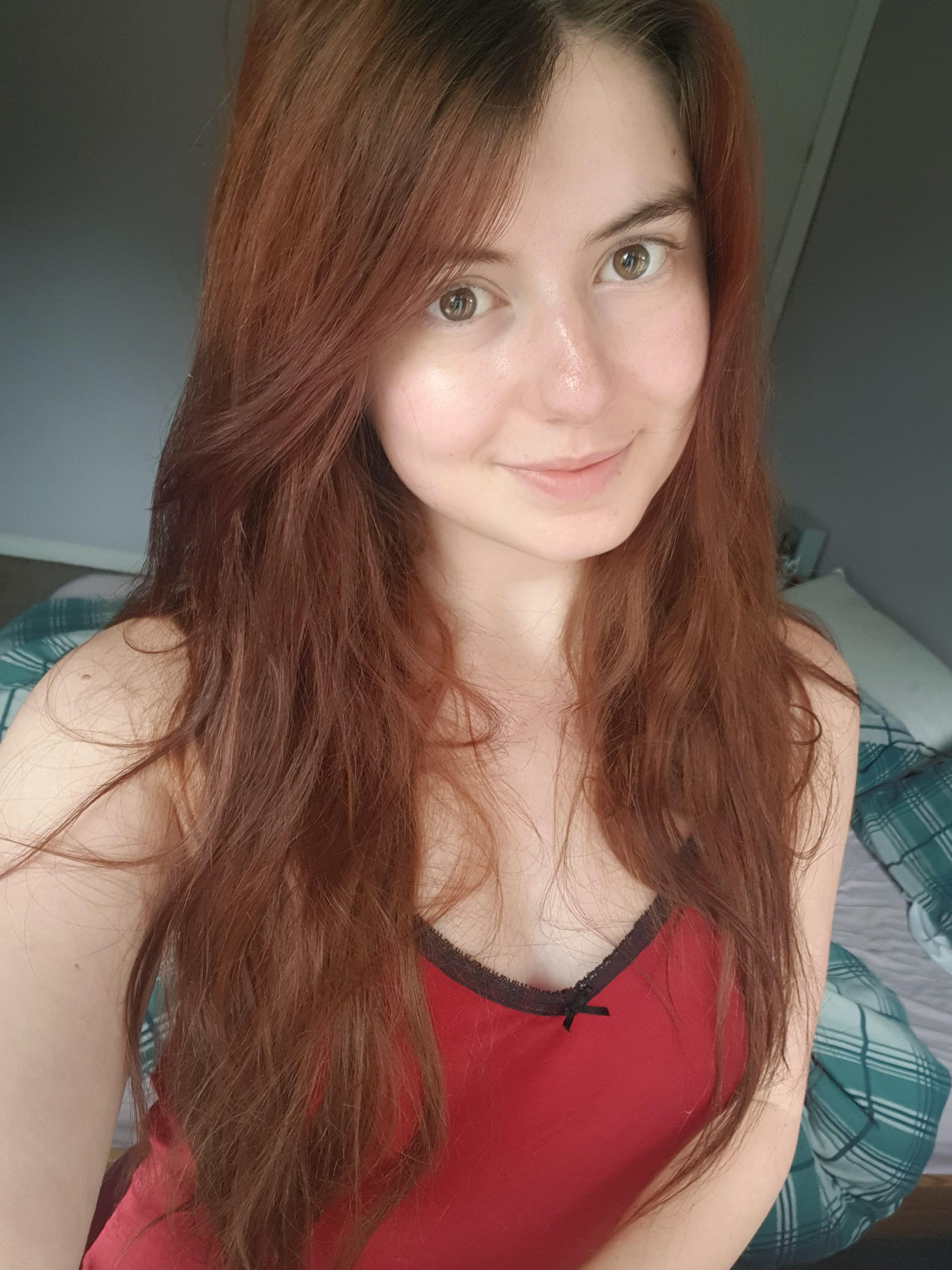 No makeup and frazzled hair | Scrolller