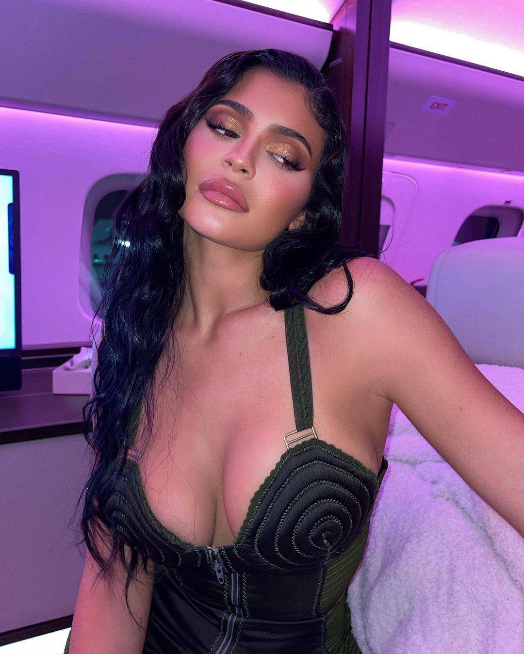 Not even funny how fast Kylie Jenner's DSLs would finish me | Scrolller