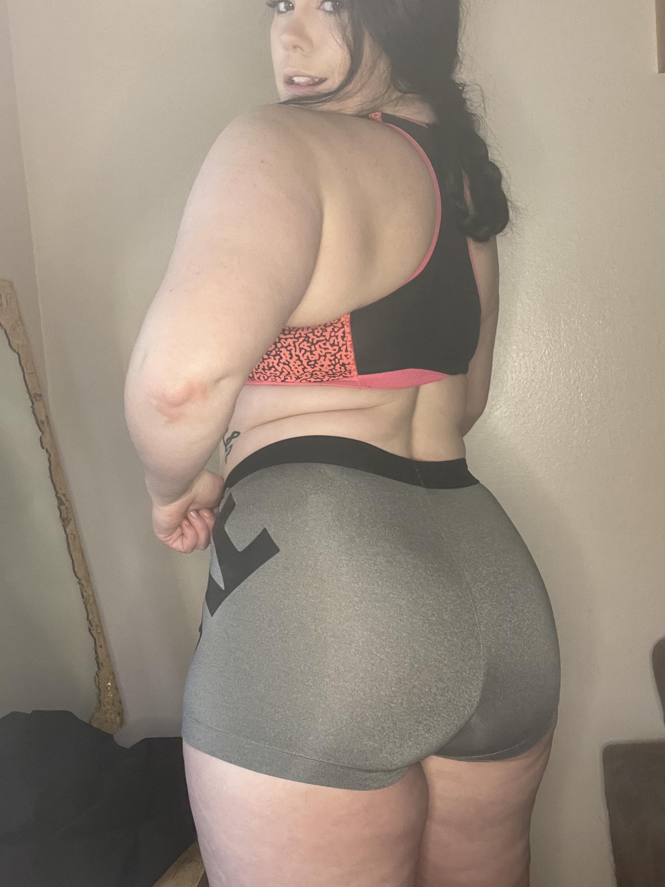 nothing better than a thick girl in nike pros ️ ️ ️ | Scrolller