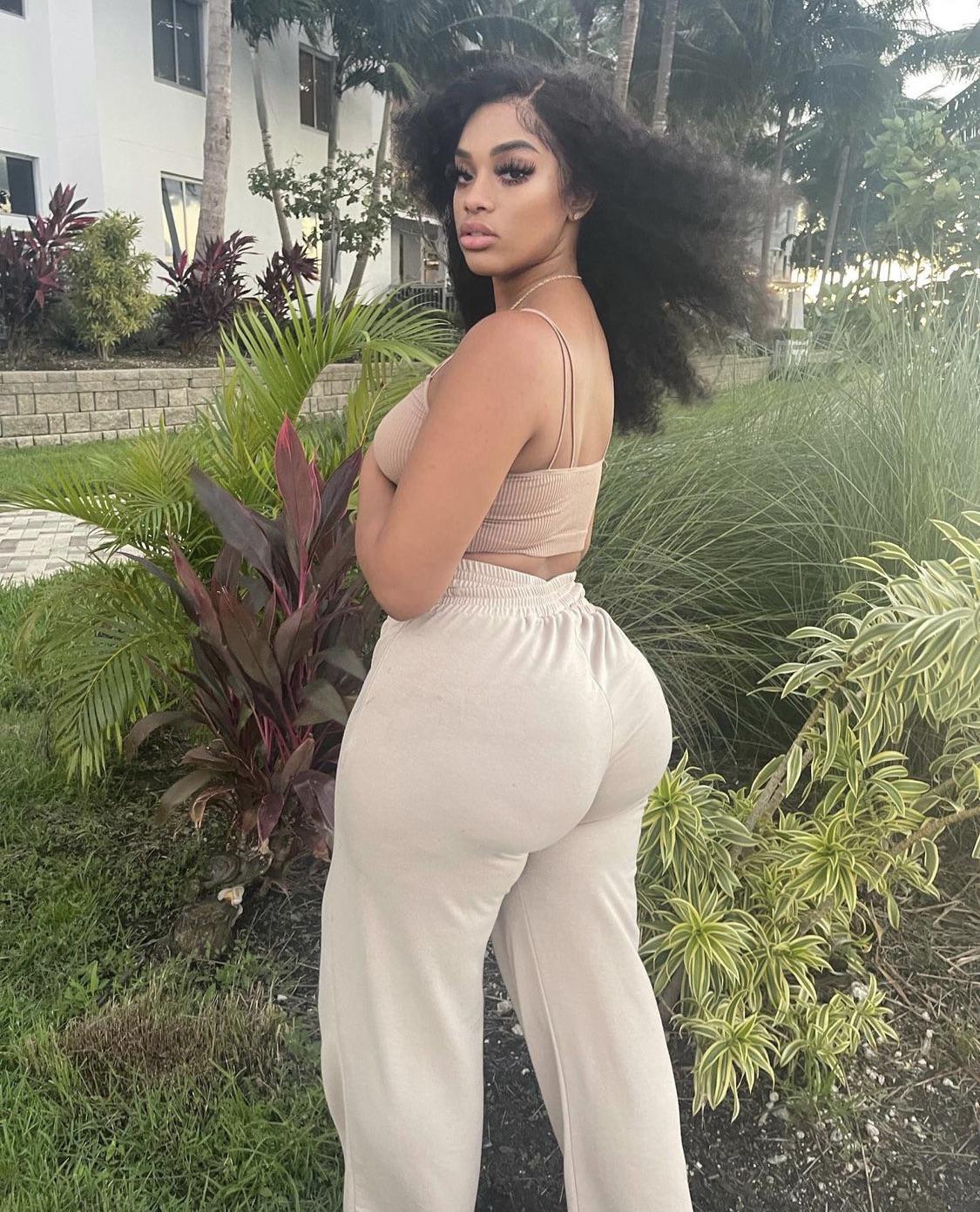 How loud could you make her cheeks clap? | Scrolller