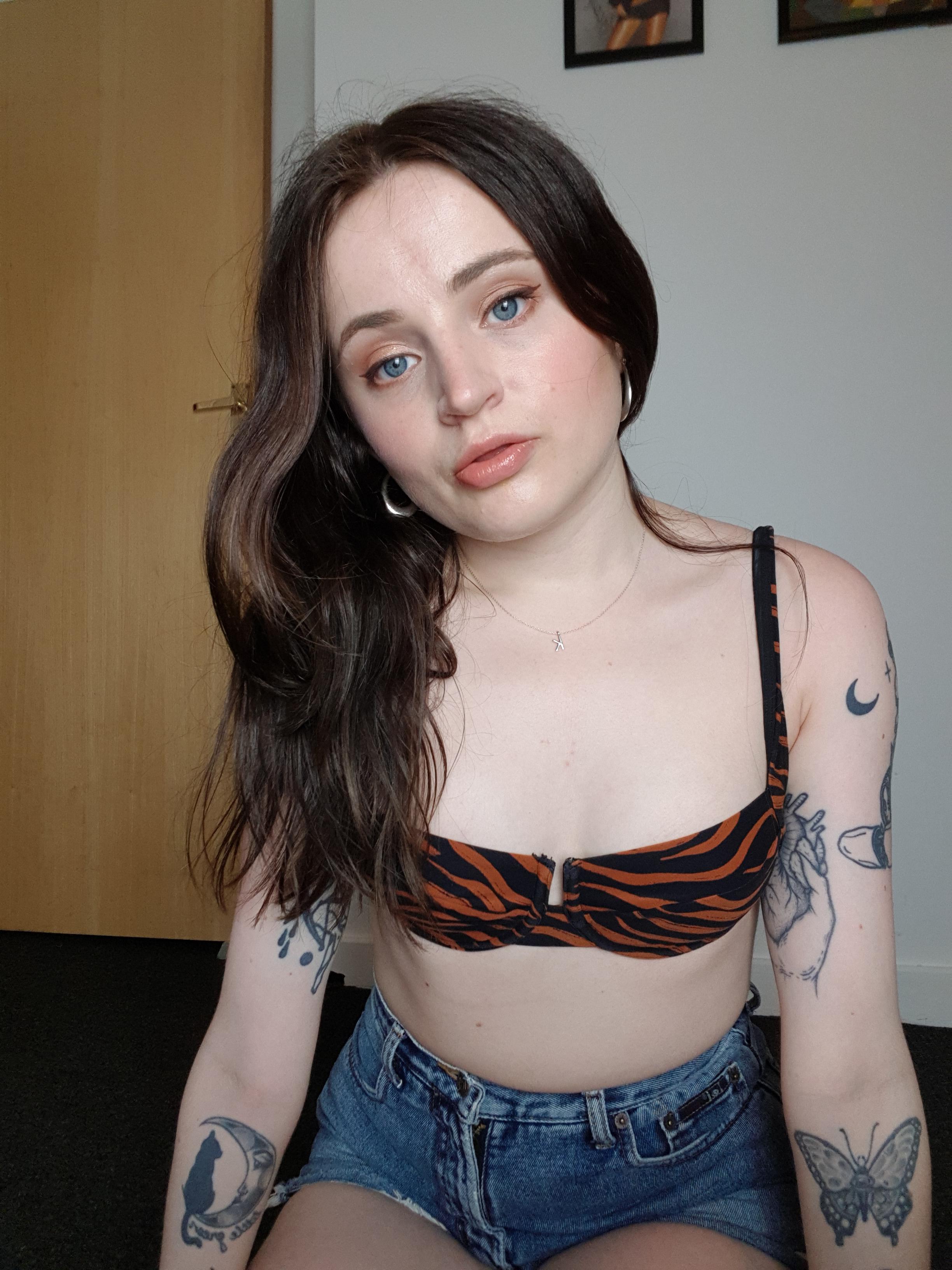 Nothing wrong with a self-timer and ring-light moment | Scrolller