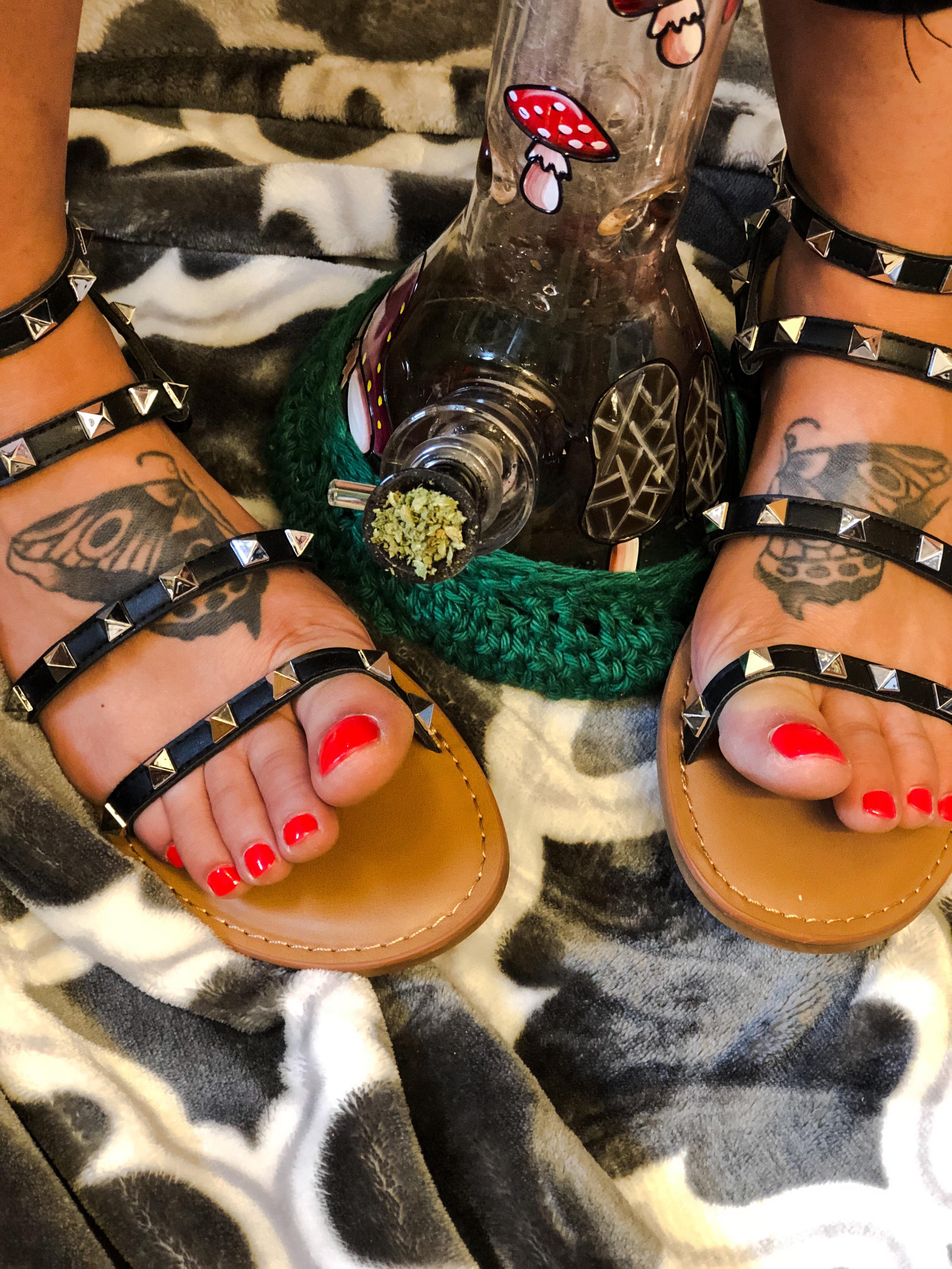 Now I’m thinking of being tied up after a smoke sesh.🖤🥵 | Scrolller