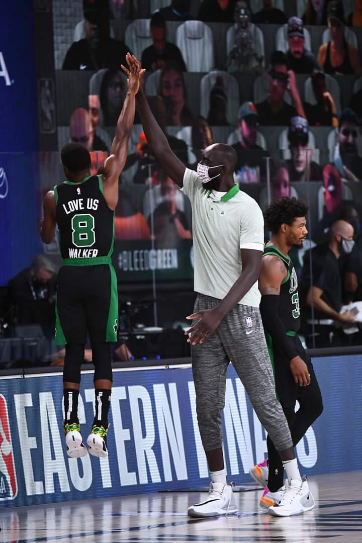 Now this is a high-five! | Scrolller