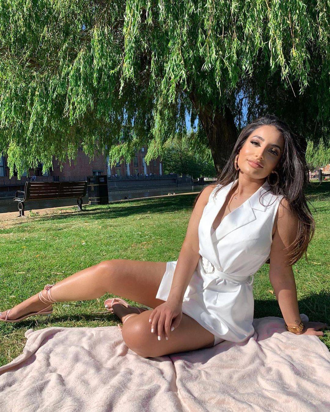 NRI Shiny Legs | Scrolller