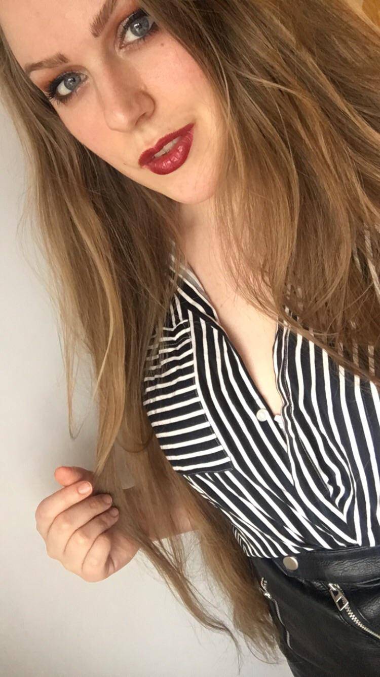 Hi ! I’m Sara, the new intern and office slut! | Scrolller