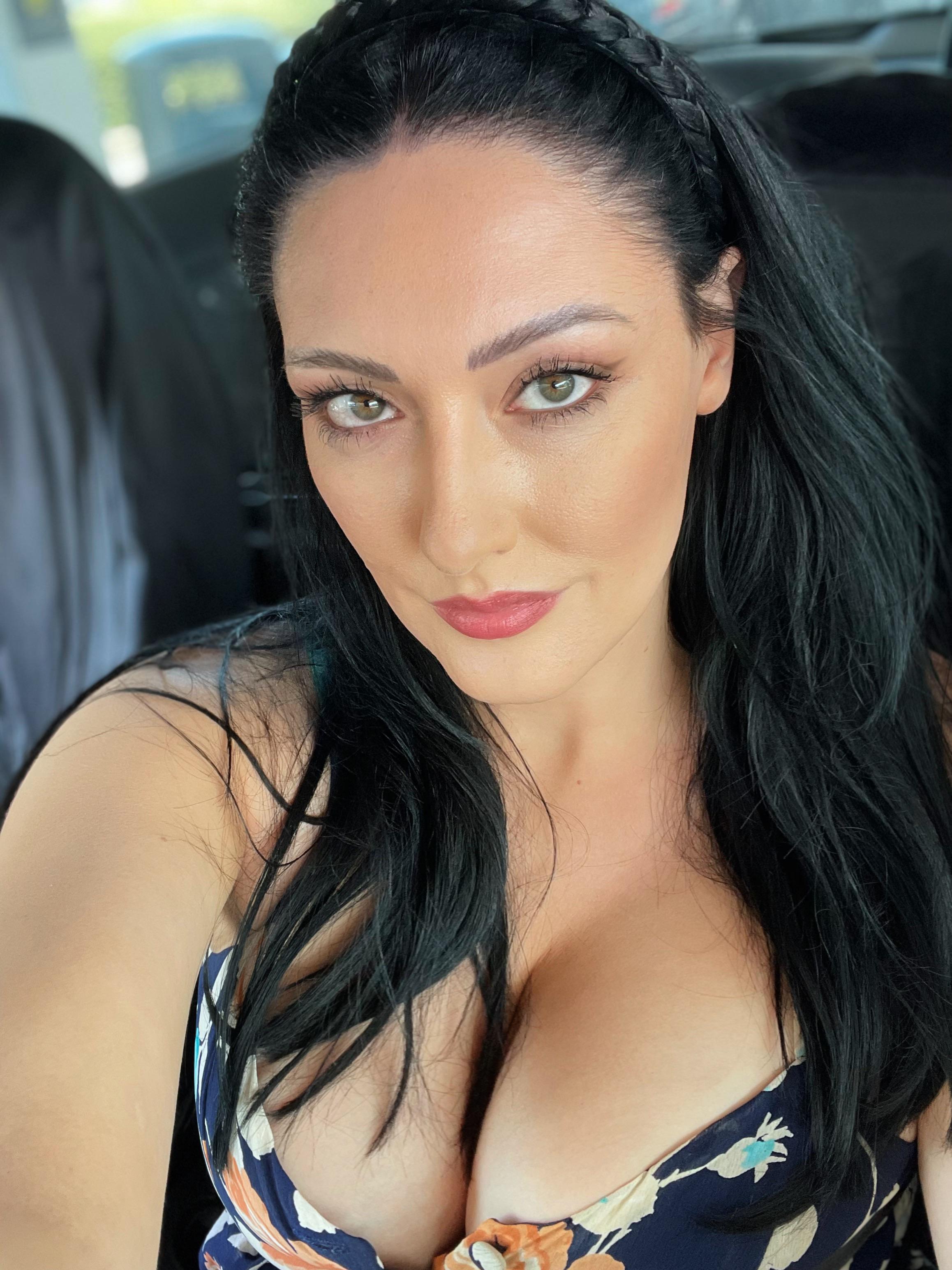 Oh hello 🖤 come say hello xx | Scrolller