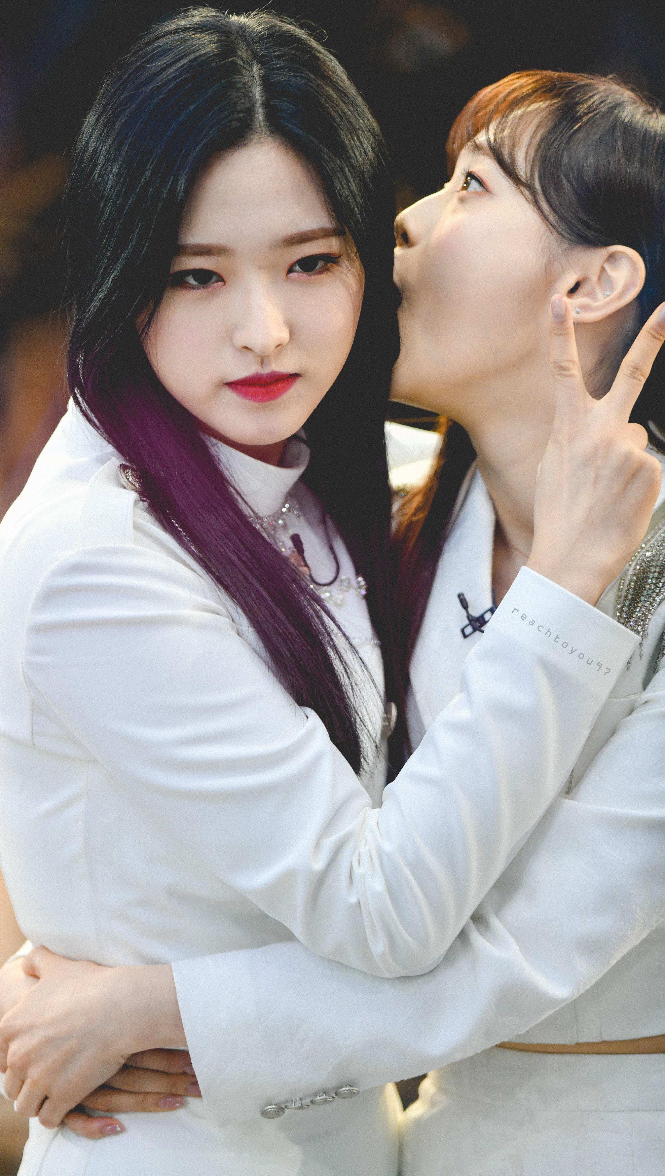 Olivia Hye & Chuu | Scrolller