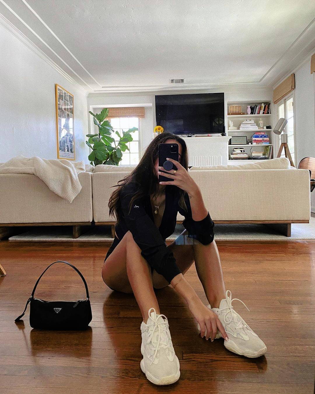 On the floor | Scrolller