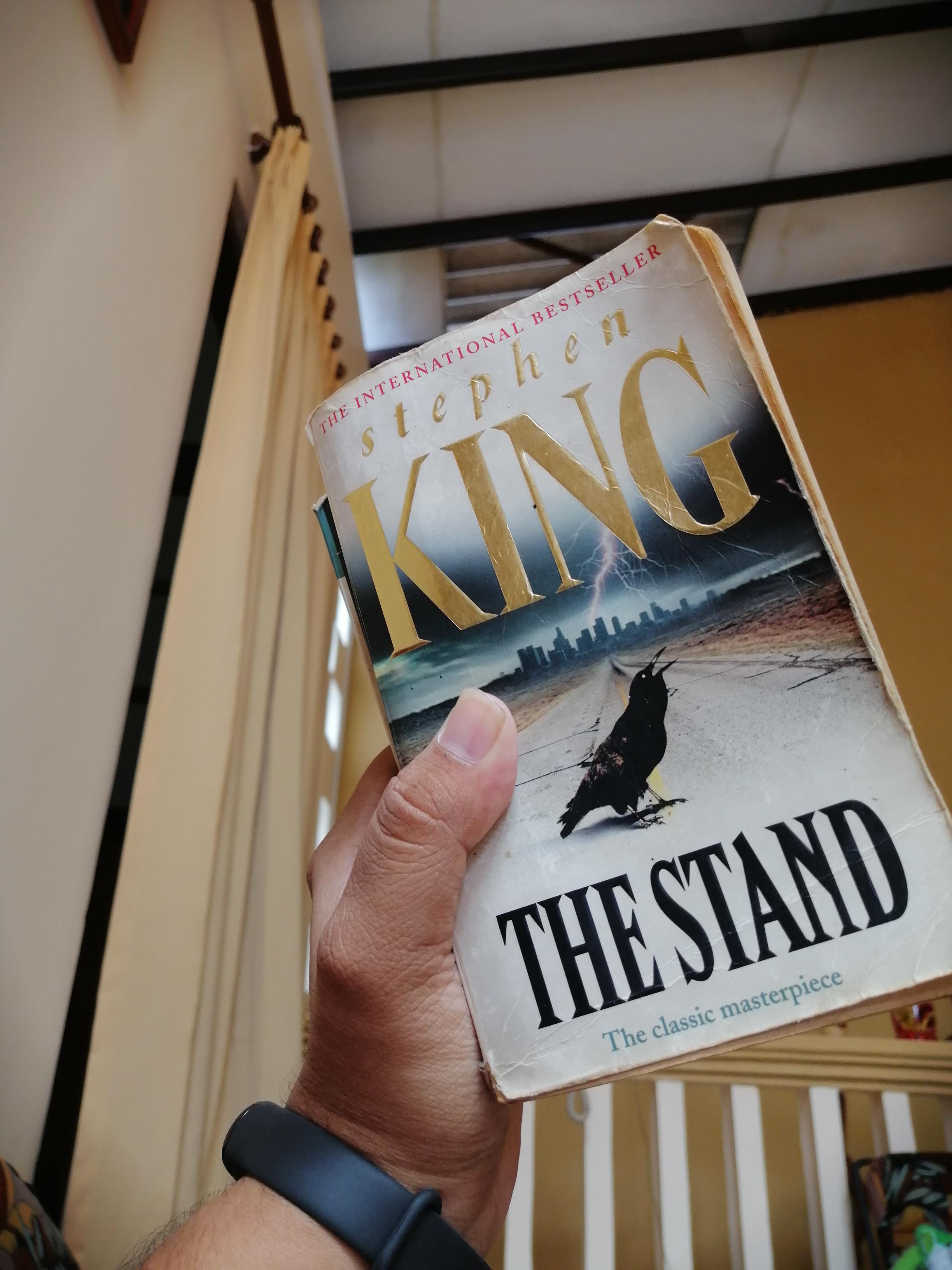 One thick ass book. (Stephen King - the stand 1989 uncut/full edition) | Scrolller