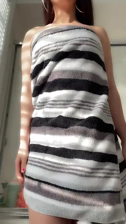 Oops! My towel fell 😳 [Gif] | Scrolller