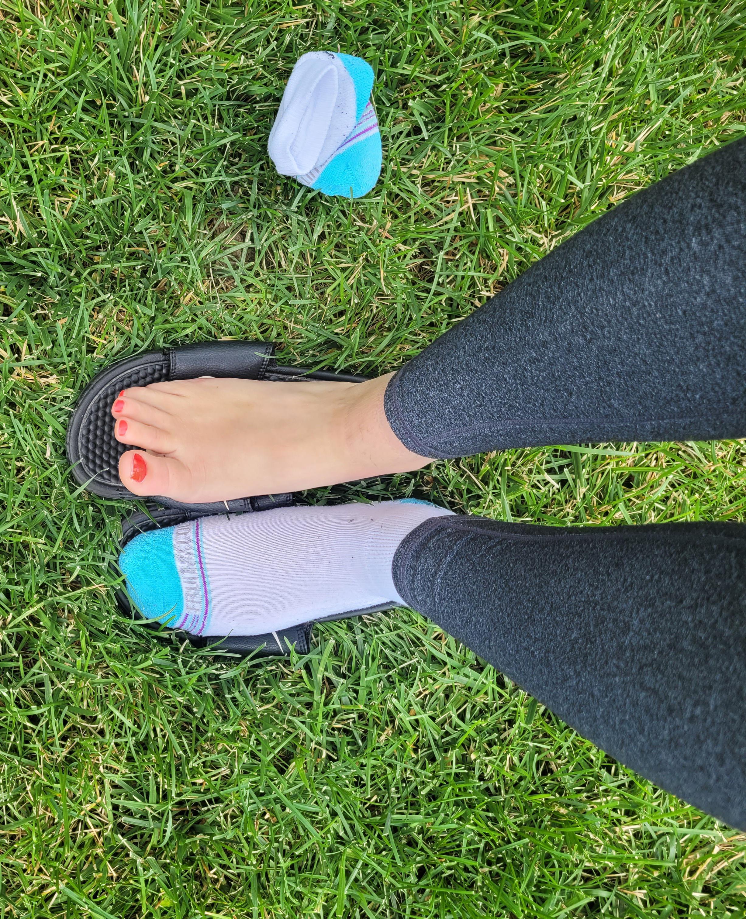 Out to play in the nice wet grass! 😘 | Scrolller