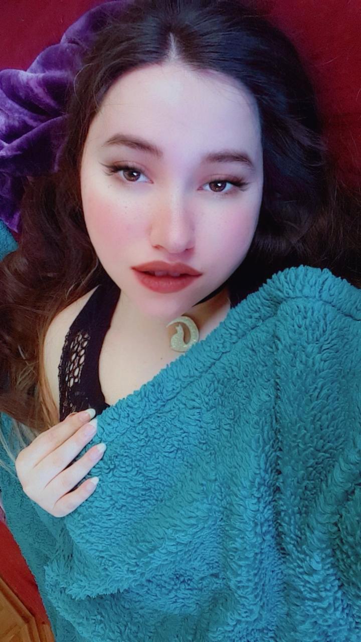 (Over 18) Message me? 😘 | Scrolller