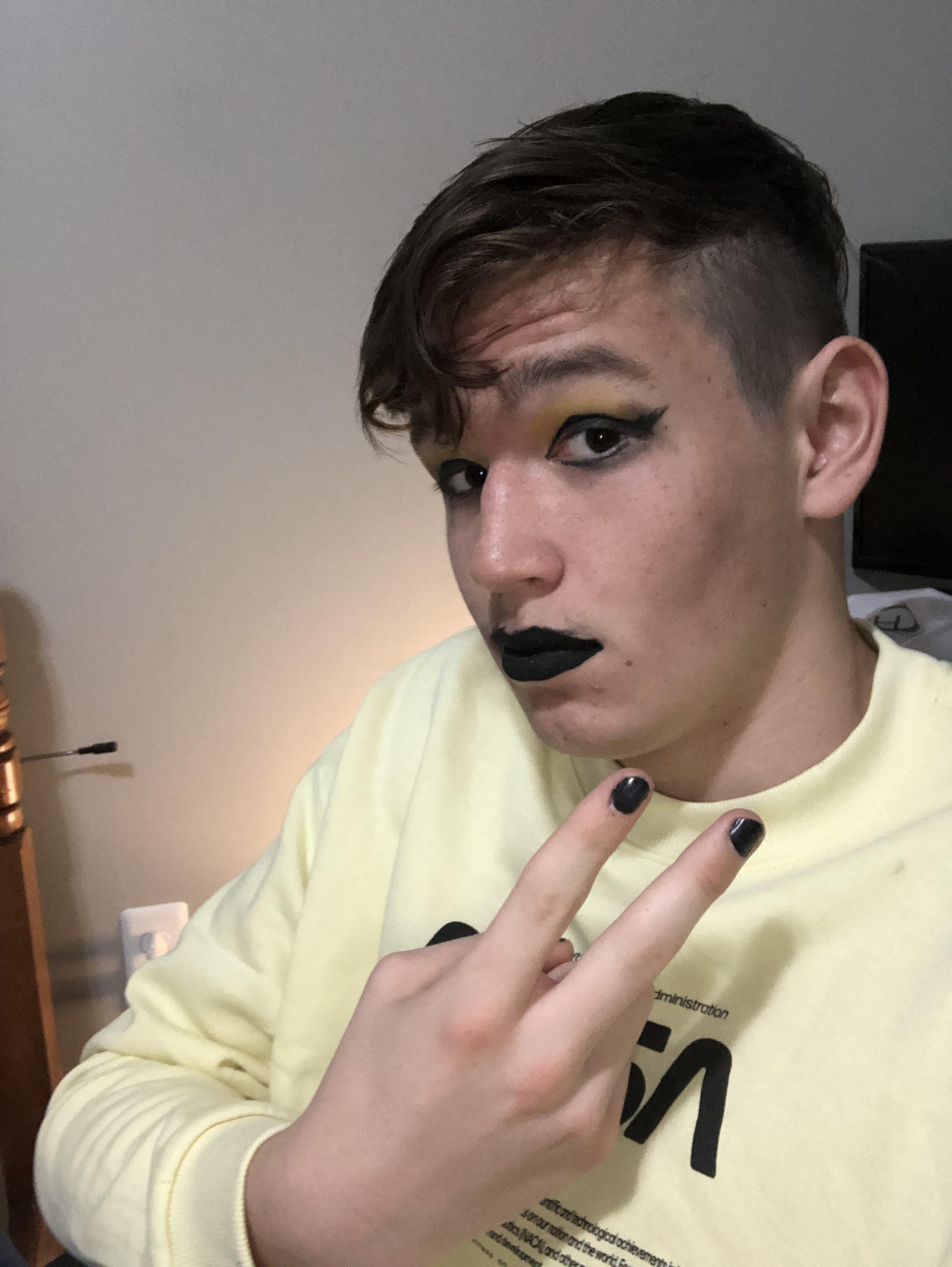 Painted my nails 🖤 | Scrolller