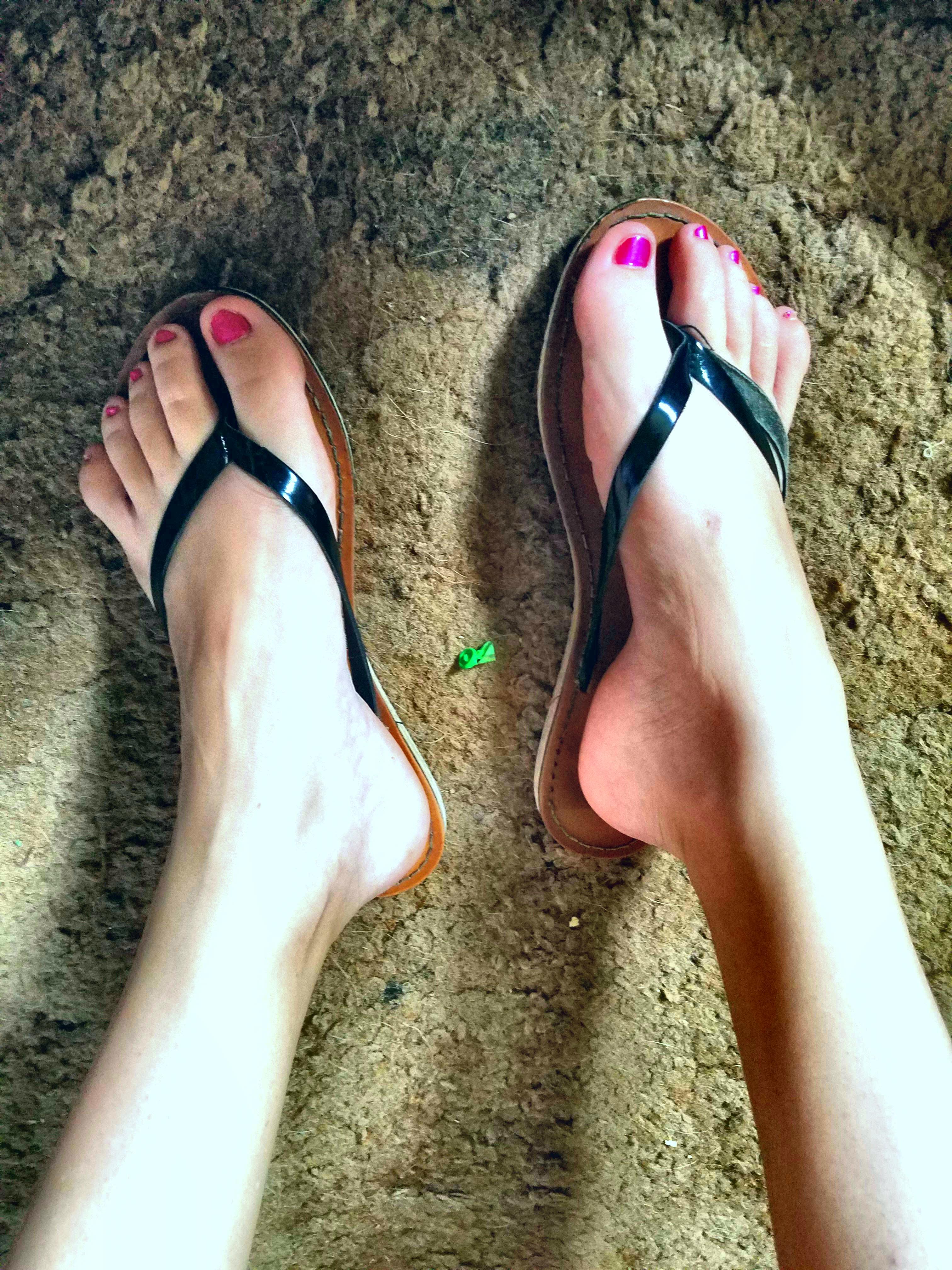 Pale Arches in Flip Flops | Scrolller