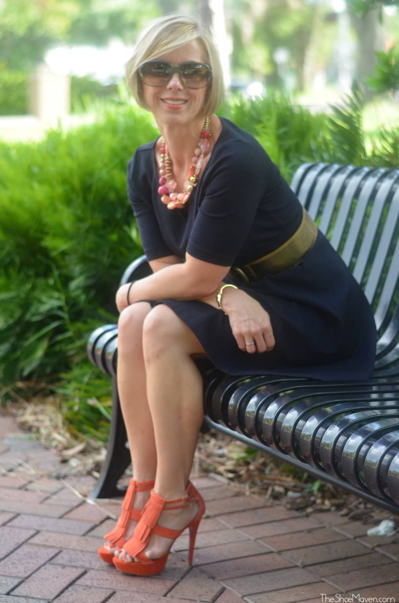 Park bench beauty | Scrolller