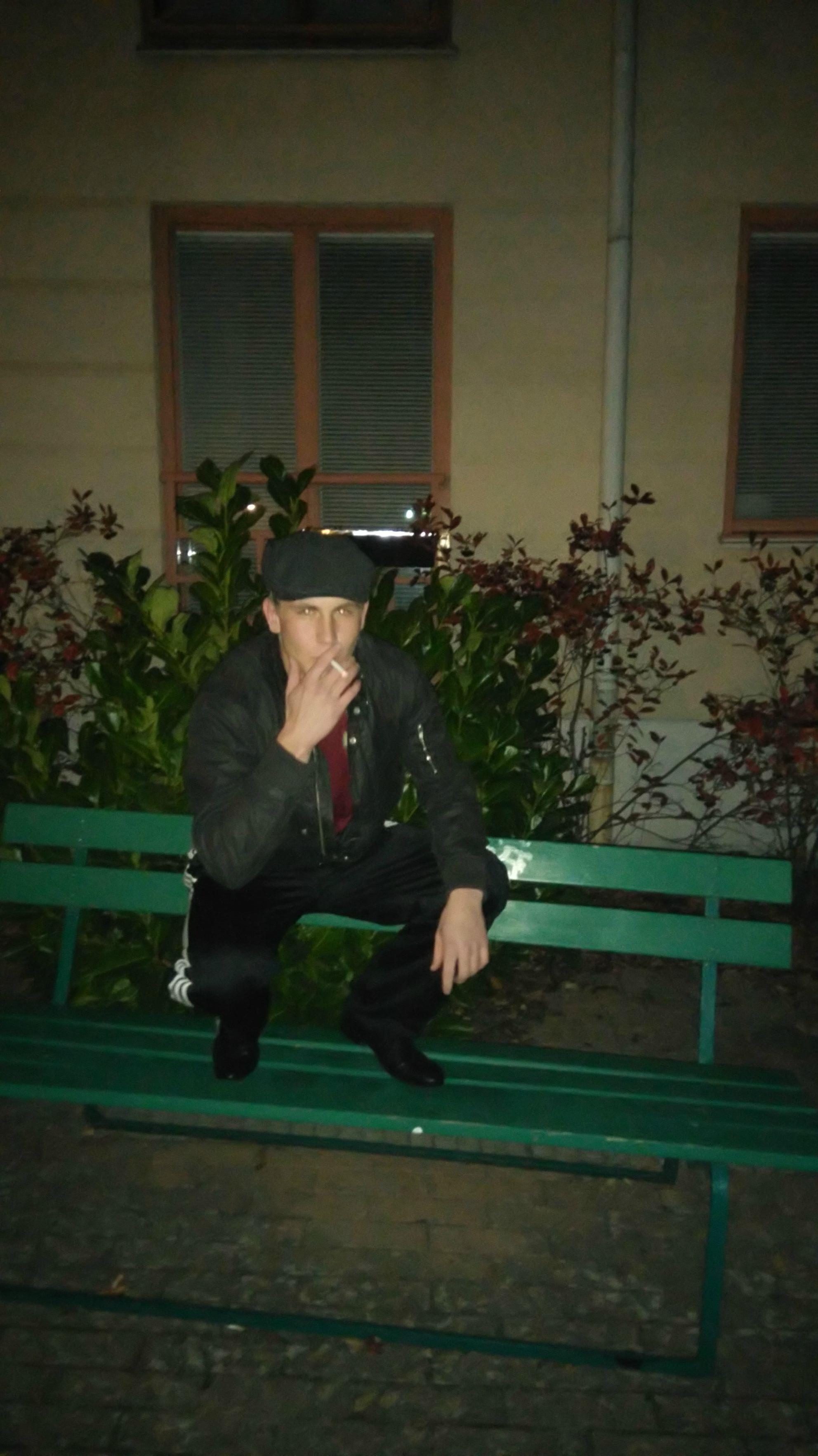 Park bench squat | Scrolller