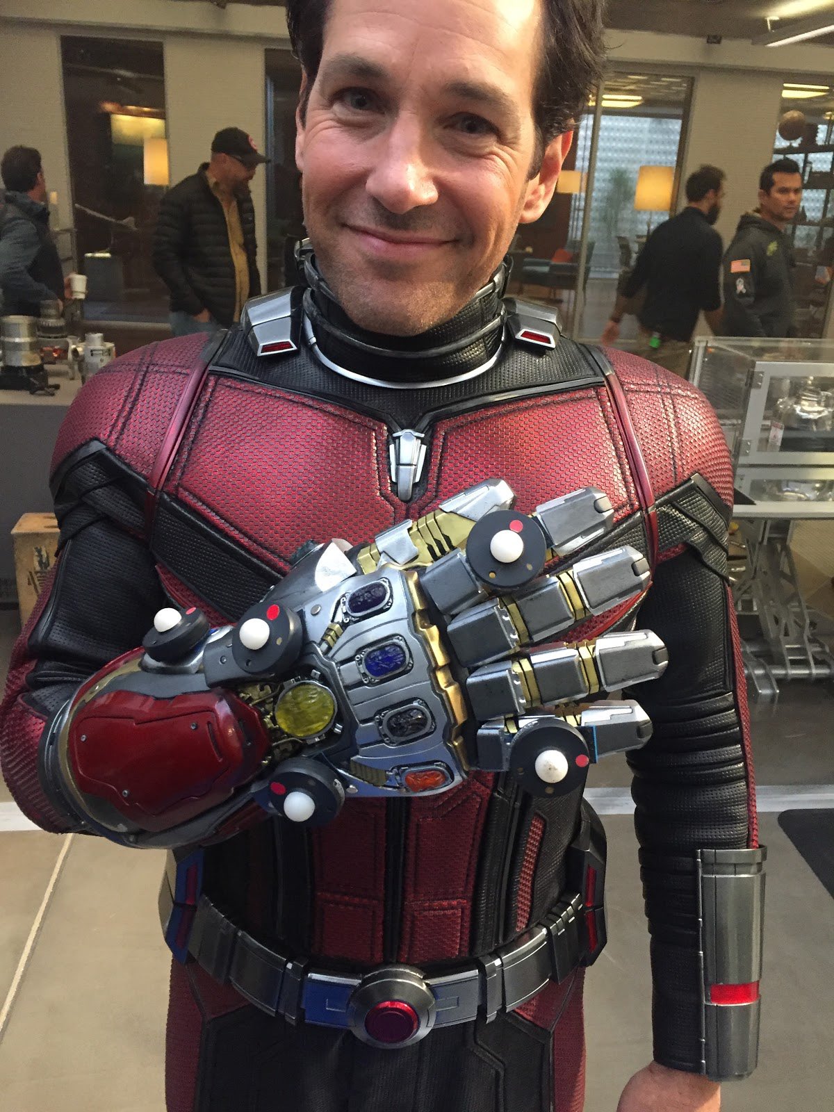 Paul Rudd behind the scenes of Avengers: Endgame | Scrolller