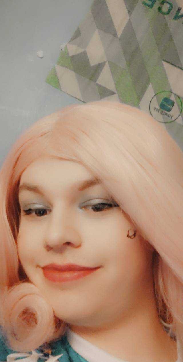 Peep the lil planet on the cheek | Scrolller