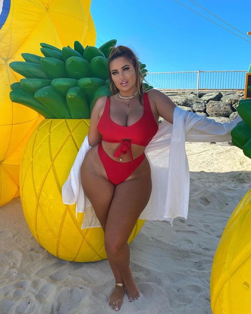 Perfect thick curves🍒 | Scrolller