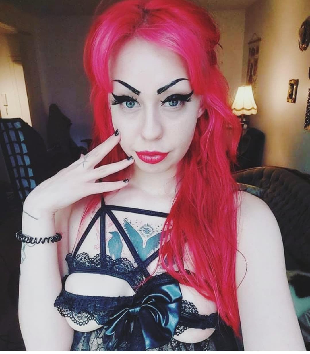 Petite goth girl🖤 free trial in comments😈🔞 | Scrolller