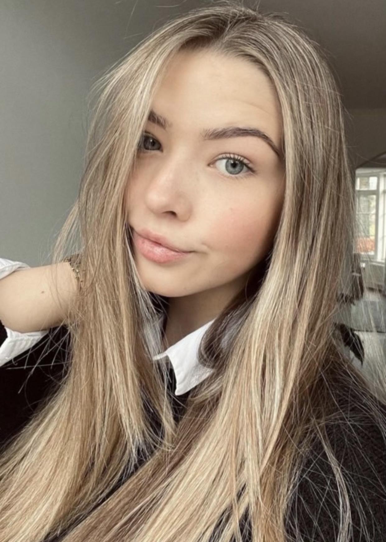 Petite hottie | Scrolller