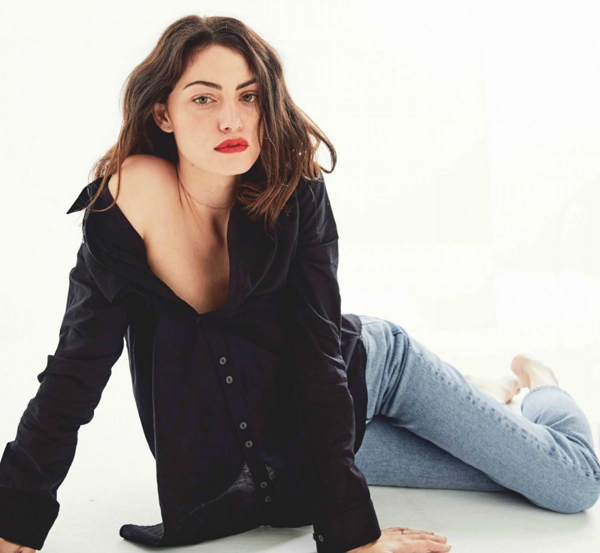 Phoebe Tonkin Scrolller