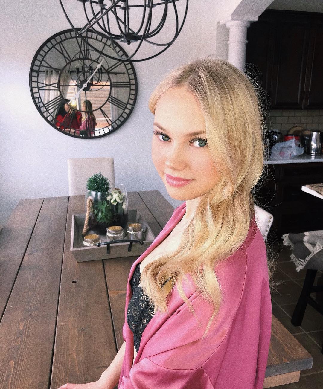 Pink robe and black bra | Scrolller