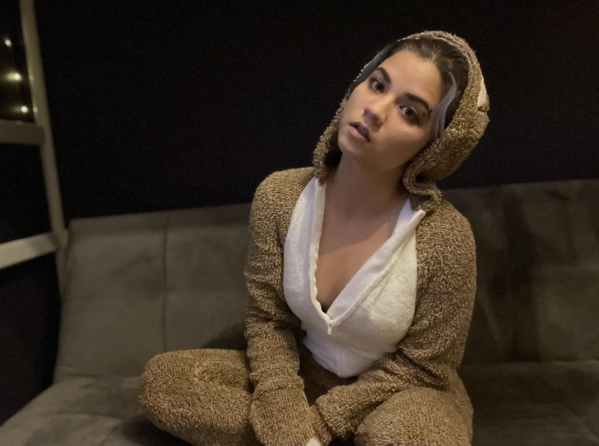 play with me daddy 💕 I know you wanna get your hands on me 👅 only $5 to sub 😙 no ppv on profile ...