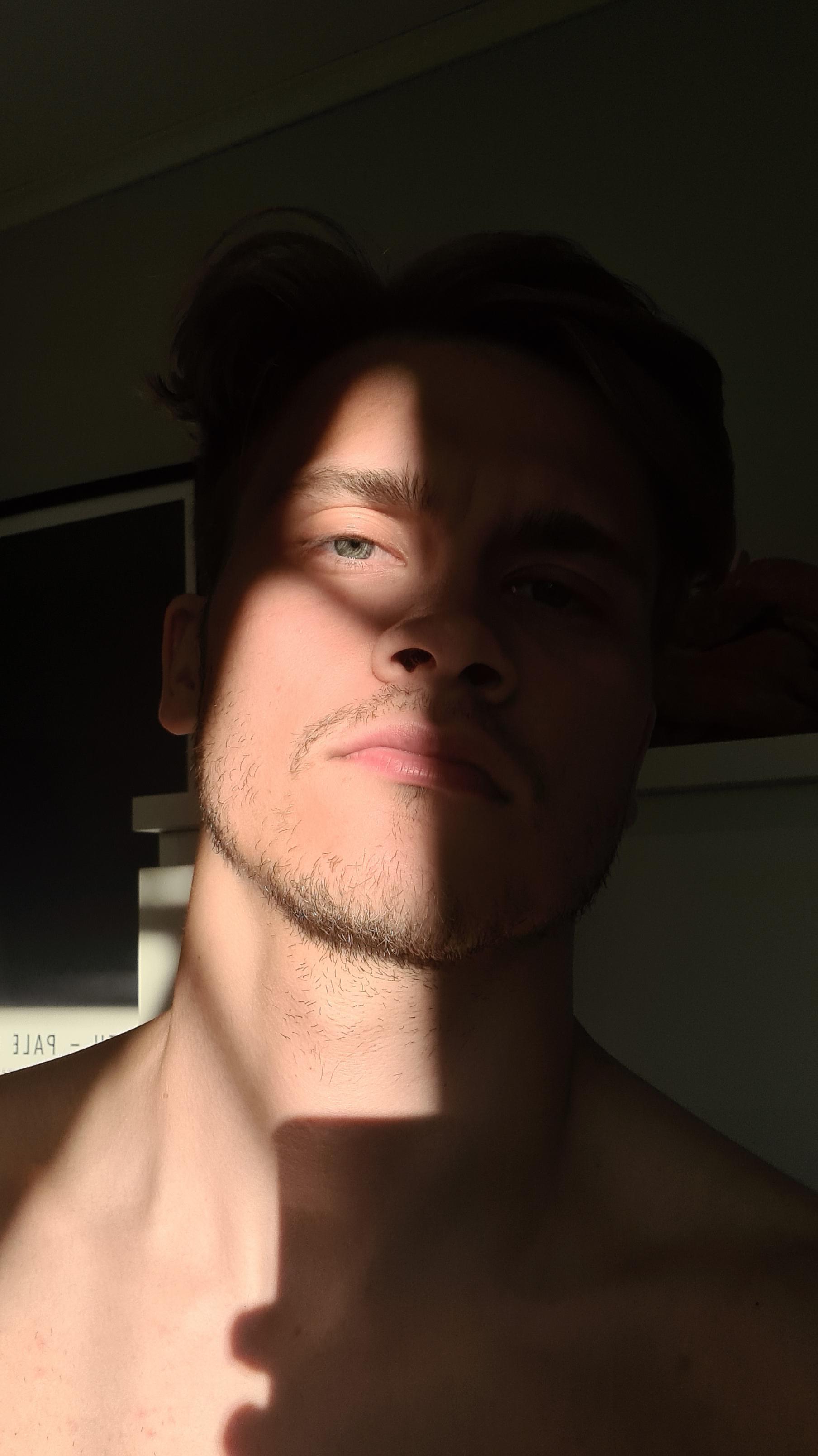 Playing with light (M25) | Scrolller