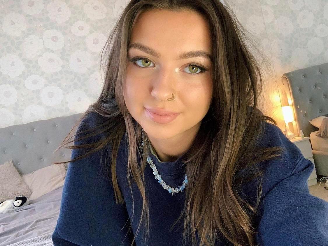 Please cum on her and send to my kik Brian.collin676 | Scrolller