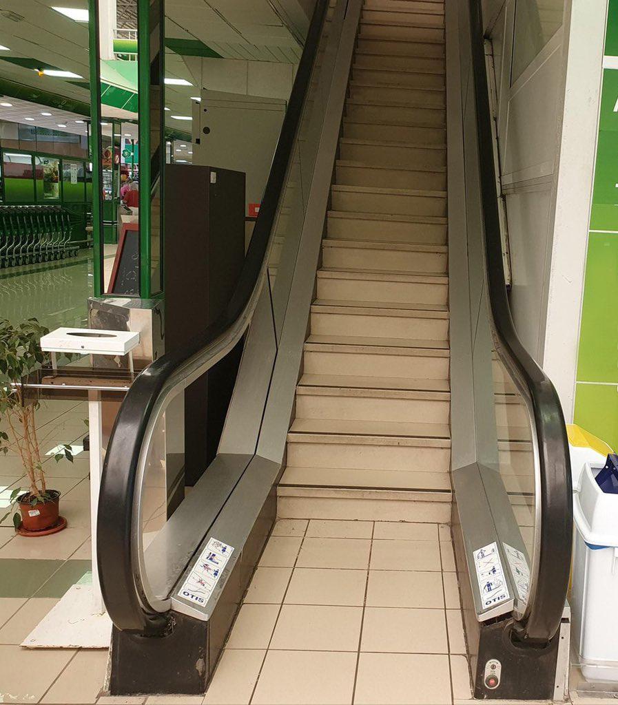 Please hold handrail | Scrolller